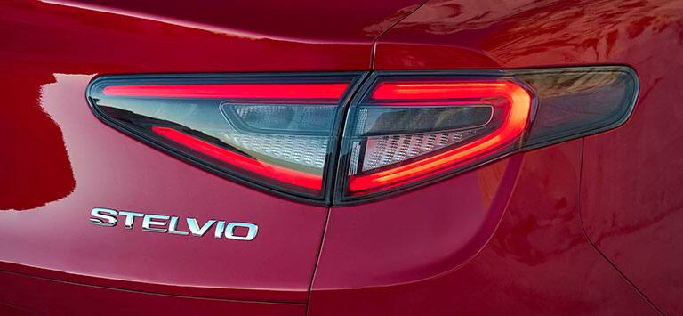 Alfa Romeo Stelvio 2024 | SUV mediano de lujo italiano